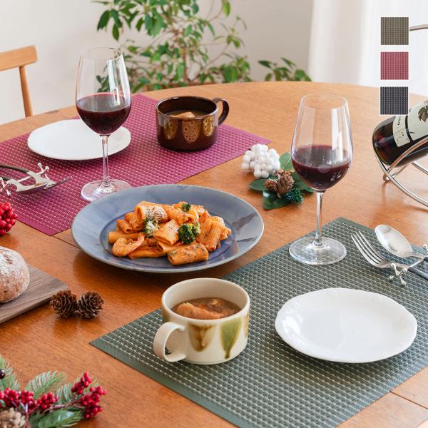 落ち着いたカラーと金色ステッチの組み合わせが華やかなランチョンマットです。パーティのコーディネートにも、普段の食卓にも、上品に特別感をプラスします。サイズ：W45×H33cmカラー：グリーン、レッド、ネイビー材質：塩化ビニル樹脂、ポリエステ...