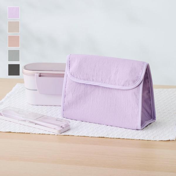 バッグの中でもかさばらないコンパクト保冷ランチバッグ。内面はアルミ蒸着フィルム付きなので、保冷剤を入れて使用すると保冷効果があるので暖かい時期でも安心です。また外生地は撥水加工が施されているので、水や汚れがしみにくく安心です。※表生地の質感...