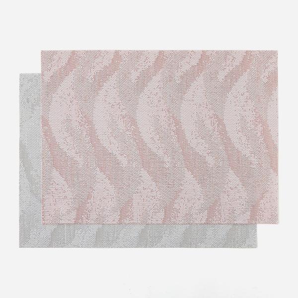 大きく波のように縦に走るウェーブ柄が特徴のランチョンマットです。裏表で微妙に色味や柄の出方が異なり、どちらもお使いいただけます。シンプルな食器や食卓のアクセントに、コーディーネートを楽しめるランチョンマットです。サイズ：W45×D33cmカ...