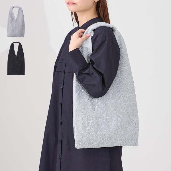 荷物に合わせて最大マチ20cmまで広がるトートです。荷物が少ないときは薄くスッキリした見た目に、荷物が多いときはマチが広がってしっかりものが入ります。普段使いのバッグとしても、サブバッグやエコバッグとしてもちょうど良いサイズ感。主張しすぎな...