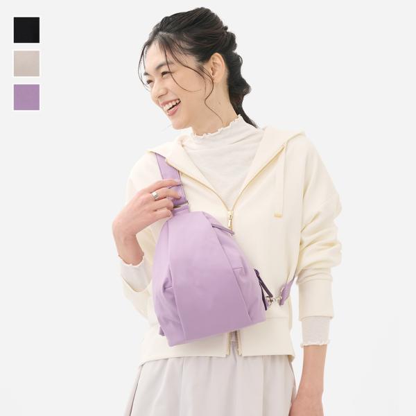 軽量220g、見た目以上に収納力があるボディバッグ。マチ広いので500mlペットボトルや折りたたみ傘、財布などお出かけに必要な最低限の荷物が十分入ります。生地が柔らかく体にフィットしやすく、旅行やレジャーなど両手を空けたいお出かけにおすすめ...