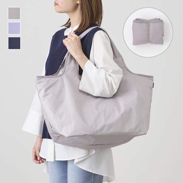 薄手で丈夫なリップストップ生地を採用したエコバッグ左右を折りたたみ、くるくる丸めてゴムバンドで留めるだけで手のひらサイズにまとまります。内側には保冷効果のあるアルミ蒸着フィルムを採用。保冷剤を入れられるポケット付きです。肩から掛けられる長め...