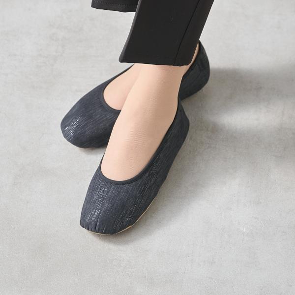 まるでバレエシューズやパンプスを履いたときのように、足がきれいに見える姿を目指して開発しました。■ぴったりフィットの履き心地かかとに仕込んだゴムが、足をやさしく押さえるように働くので、パカパカしづらいです。■うれしい厚めクッションふわふわの...