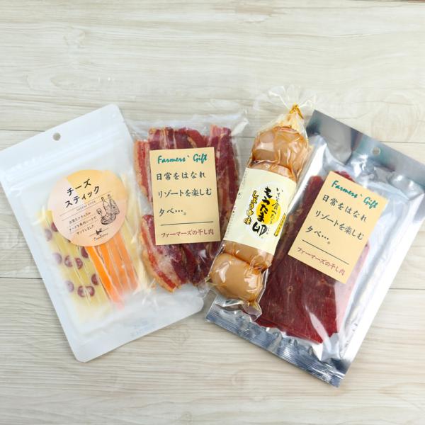 お酒がお好きな方へのプレゼントにおすすめのおつまみを手軽なラッピングでご用意しました。パーティーの手土産やちょっとしたお返しにもピッタリです。・網焼きビーフジャーキー１袋・チーズスティックバラエティ１袋又はブラックペッパー焼きチーズ1袋・ベ...