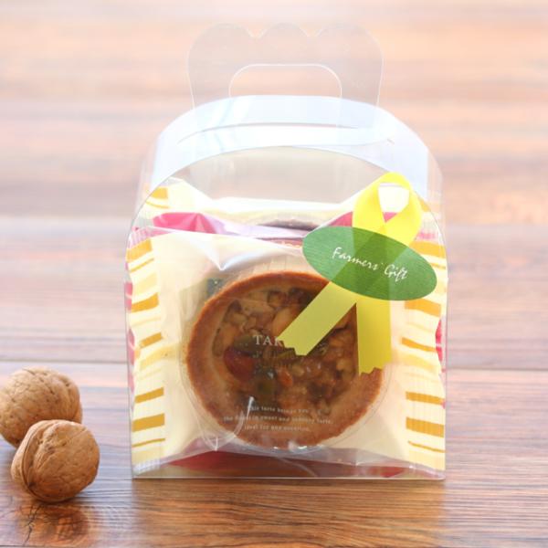 ミニサイズのタルト3個を専用のクリアケースに詰め合わせました。3種類1個ずつのセットで食べ比べもお楽しみいただけます。手提げ付のクリアケースがおしゃれ！ちょっとした贈り物にオススメです♪【セット内容】★チョコタルト 1個　アーモンドパウダー...