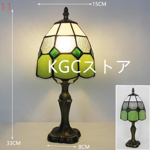数種類の色・形が違うガラスを職人が1枚ずつつなぎ合わせ完成したステンドグラスの卓上スタンドです高級感が有り消灯時もご家庭のインテリアとして最適です！重厚な存在感とノスタルジックな雰囲気が魅力です。ステンドグラス卓上スタンドテーブル＆ナイトス...