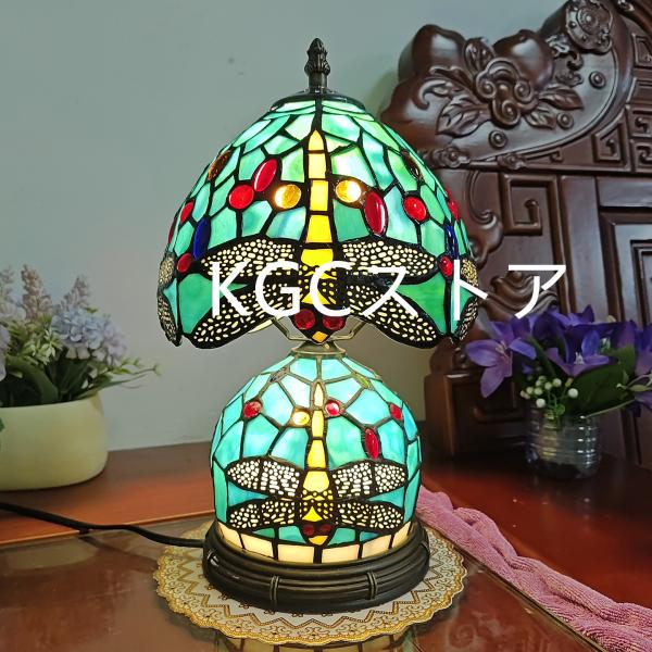 数種類の色・形が違うガラスを職人が1枚ずつつなぎ合わせ完成したステンドグラスの卓上スタンドです高級感が有り消灯時もご家庭のインテリアとして最適です！重厚な存在感とノスタルジックな雰囲気が魅力です。ステンドグラス卓上スタンドテーブル＆ナイトス...