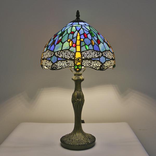 数種類の色・形が違うガラスを職人が1枚ずつつなぎ合わせ完成したステンドグラスの卓上スタンドです高級感が有り消灯時もご家庭のインテリアとして最適です！重厚な存在感とノスタルジックな雰囲気が魅力です。ステンドグラス卓上スタンドテーブル＆ナイトス...