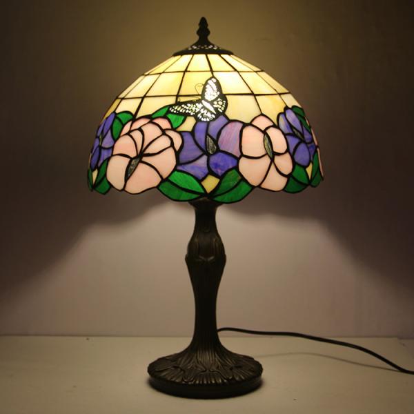 数種類の色・形が違うガラスを職人が1枚ずつつなぎ合わせ完成したステンドグラスの卓上スタンドです高級感が有り消灯時もご家庭のインテリアとして最適です！重厚な存在感とノスタルジックな雰囲気が魅力です。ステンドグラス卓上スタンドテーブル＆ナイトス...