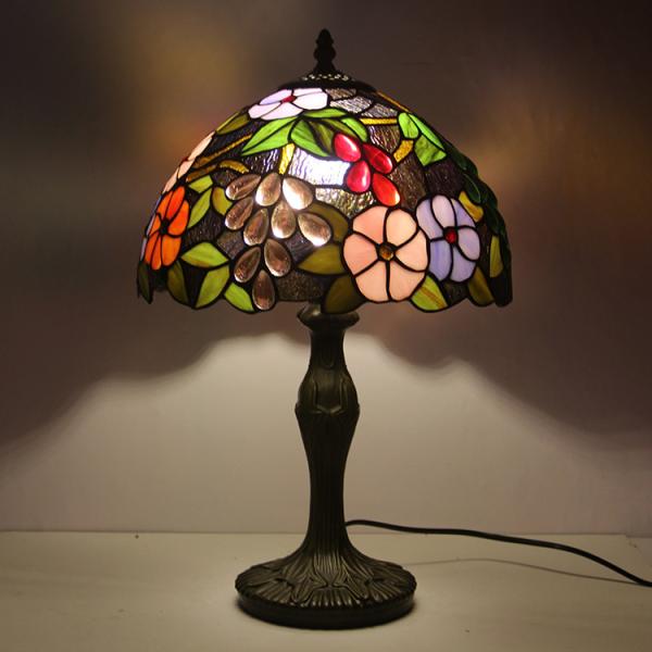 数種類の色・形が違うガラスを職人が1枚ずつつなぎ合わせ完成したステンドグラスの卓上スタンドです高級感が有り消灯時もご家庭のインテリアとして最適です！重厚な存在感とノスタルジックな雰囲気が魅力です。ステンドグラス卓上スタンドテーブル＆ナイトス...