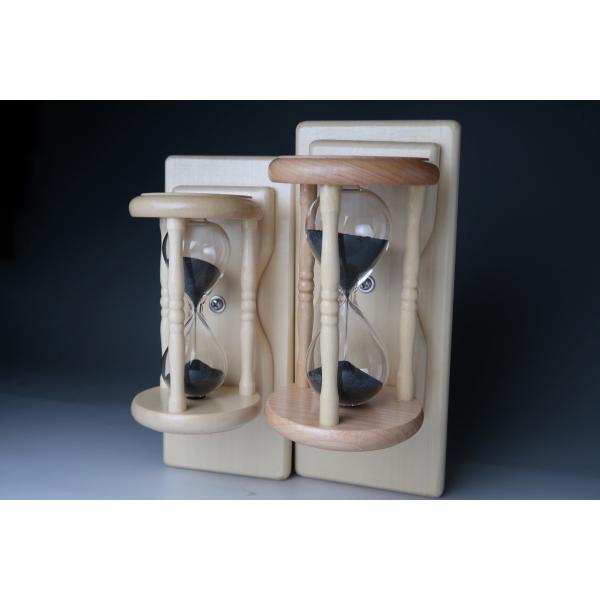 職人が作った砂時計です。砂鉄をつかっているので固まる事がありません。木ネジで取り付けます。材質・サイズ●硬質ガラス●砂鉄●天然木（ブナ、ミズキ）天然木なので、色も柄も一つ一つ違います。同じものが一つもありません。木の節がある物もあります。天...