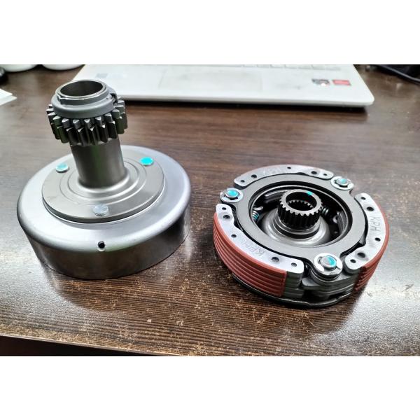 エンジン内の回転部分の軽量化はパワーアップや燃費に効果絶大です。クラッチカバーガスケットは付属します。