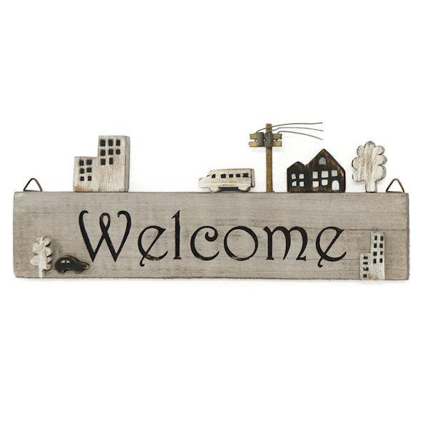 一枚板に、素朴なまちの風景を描いたウェルカムサイン。パーツひとつひとつ まごころ込めて手づくりしています。 