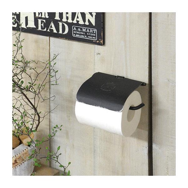 シンプルでコンパクトなメタル製トイレットペーパーホルダー。塗装の剥がれをはじめとしたアンティーク風の加工が光ります。使用時はペーパー部分が壁面に触れないように工夫されています。