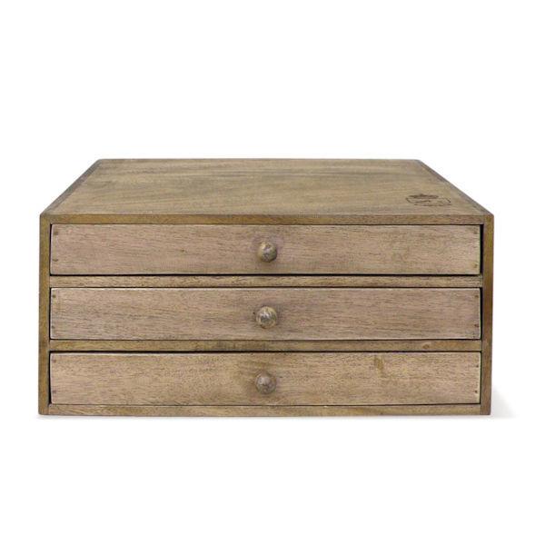 シンプルだけど一工夫あるこだわり。使い込まれた古道具みたいなあたたかな質感を職人の手によって再現した、ブロカンテ風の3段引き出し。それぞれの引き出しについた丸い取手が可愛らしいデザインに仕上がりました。A4サイズの書類がスッポリ入るベストな...