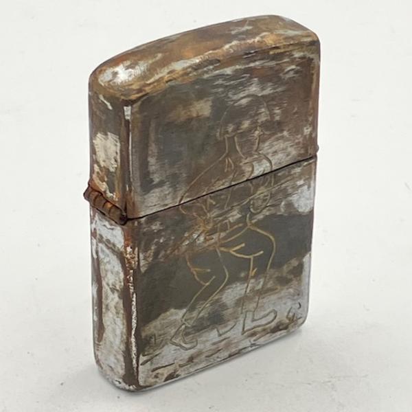 1969年製のライフル銃を持つ兵士です。人気の絵柄です。年式：1969年ケース：５バレル　ベトナムジッポー　ライフル銃を持つ兵士　※補修されています。蓋の開閉に少し引っかかりがあります。ヒンジの状態良好です。ボトム：|||　　||インサイド...