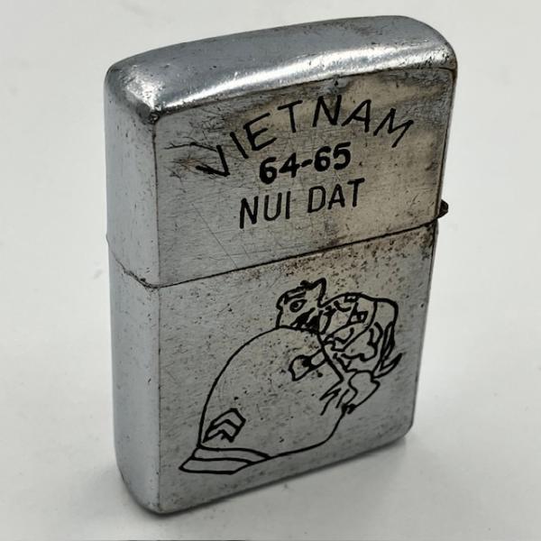 ベトナムジッポーの中でも希少な絵柄の一つです。亀の甲をヘルメットに例えて、「このヘルメットがなければ生き残れない」「甲（＝装備）に頼るしかない兵士」という、かなりベトナムZippoらしい皮肉が込められた絵柄です。年式：1964年ケース：５バ...