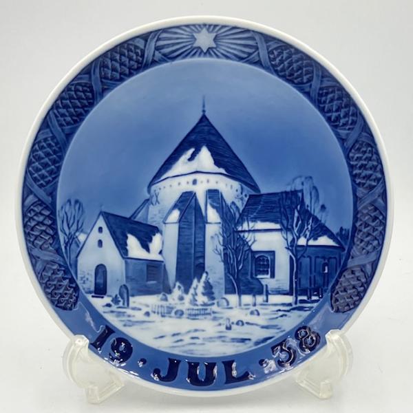 ロイヤルコペンハーゲン（Royal Copenhagen）は、デンマークの陶器メーカーです。ロイヤルコペンハーゲンのイヤープレートは、1908年に初年度版を発売以来、毎年、さまざまはシーンを描き続けて100年を超え、世界中の人々を魅了してき...