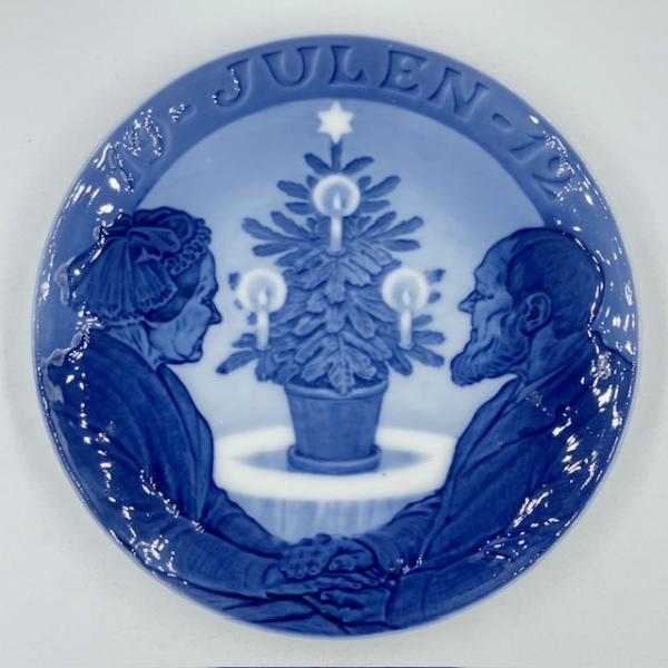 ロイヤルコペンハーゲン（Royal Copenhagen）は、デンマークの陶器メーカーです。ロイヤルコペンハーゲンのイヤープレートは、1908年に初年度版を発売以来、毎年、さまざまはシーンを描き続けて100年を超え、世界中の人々を魅了してき...