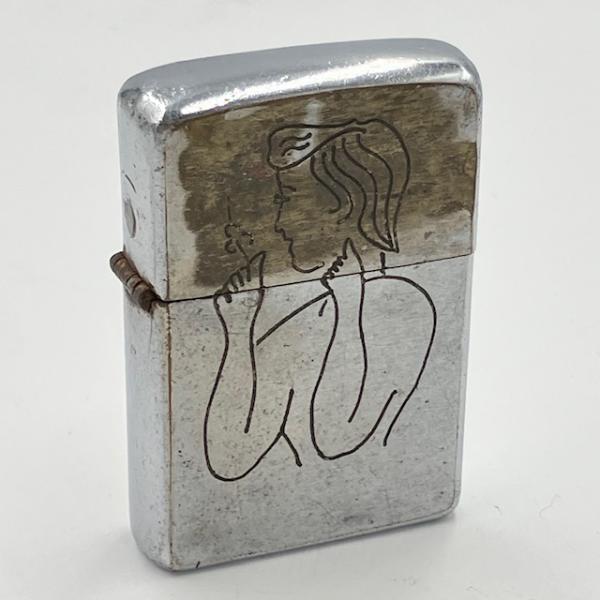 ベトナムジッポーの絵柄の中でも有名な「だまし絵」です。補修はされていますが、使用可能です。年式：1970年ケース：５バレル　ベトナムジッポー　だまし絵　※ヒンジが補修されていますが、状態は悪くないです。ボトム：||　　||インサイドユニット...