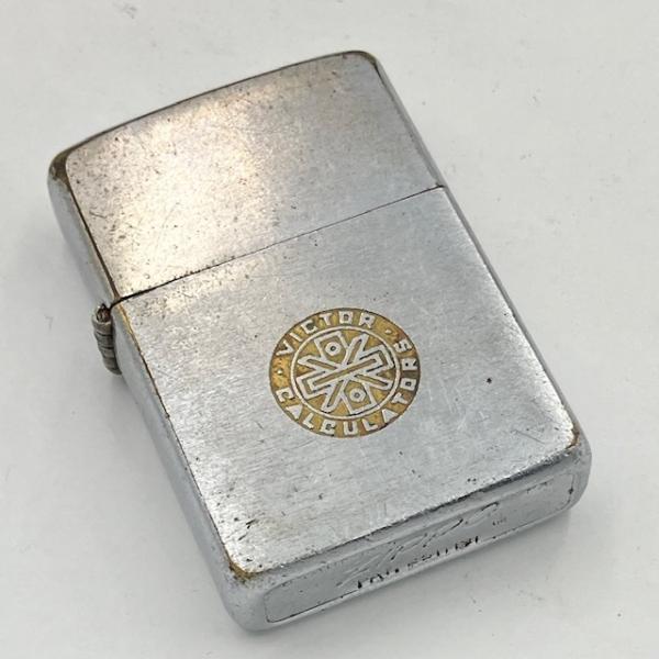 アメリカの計算機メーカー Victor（ビクター）社のクラシック企業ロゴZIPPOです。年式：1961年ケース：5バレル　企業ロゴのエッチング　※ヒンジのグラつきなく状態良好です。リッドが立ちます。ボトム：・・・　　・・　PAT.25171...