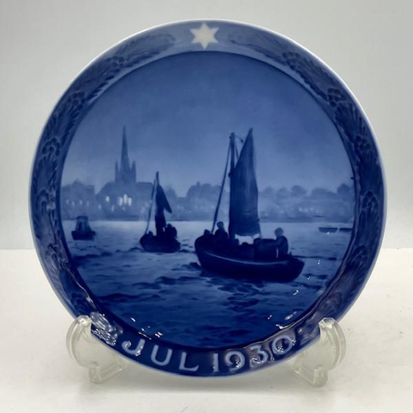 ロイヤルコペンハーゲン（Royal Copenhagen）は、デンマークの陶器メーカーです。ロイヤルコペンハーゲンのイヤープレートは、1908年に初年度版を発売以来、毎年、さまざまはシーンを描き続けて100年を超え、世界中の人々を魅了してき...