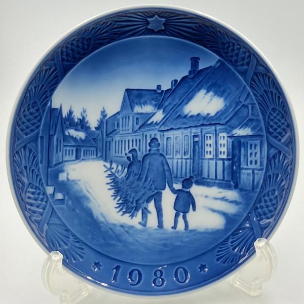 ロイヤルコペンハーゲン（Royal Copenhagen）は、デンマークの陶器メーカーです。ロイヤルコペンハーゲンのイヤープレートは、1908年に初年度版を発売以来、毎年、さまざまはシーンを描き続けて100年を超え、世界中の人々を魅了してき...