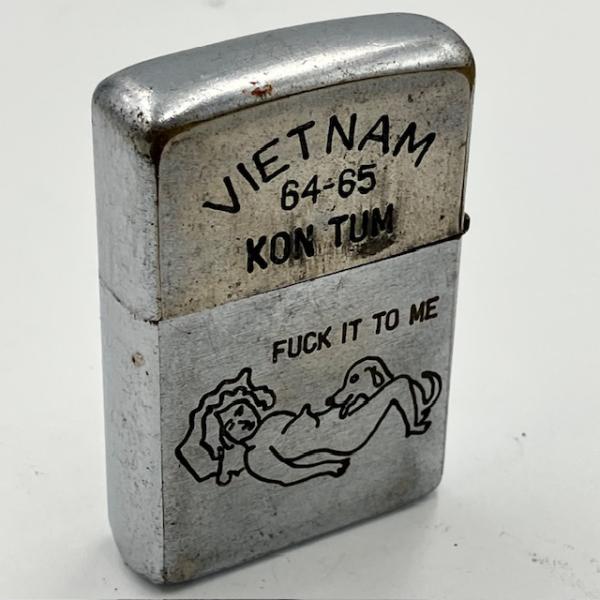 表面に「舐める犬」、裏面に「バイツマン」が描かれたベトナムジッポーです。インサイドユニットにかなりの痛みがあり、フリントホイールのヤスリ山もなくなっていて火花が飛びづらいですが、なんとか使用は可能です。必要であれば、フリントホイールの交換い...