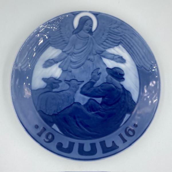 ロイヤルコペンハーゲン（Royal Copenhagen）は、デンマークの陶器メーカーです。ロイヤルコペンハーゲンのイヤープレートは、1908年に初年度版を発売以来、毎年、さまざまはシーンを描き続けて100年を超え、世界中の人々を魅了してき...