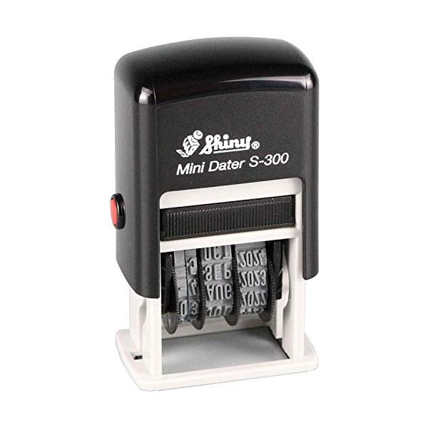 ブラック/5号/S-300UK-AZ・パッケージ個数:1・【サイズ】W45×H74×D27 mm 本体重量 38 g・【仕様】水性顔料インク、NRゴム、POM、ABS　【インク色】黒・【印字ベルトの内容】29 JUN 2025 / UK帯 ...