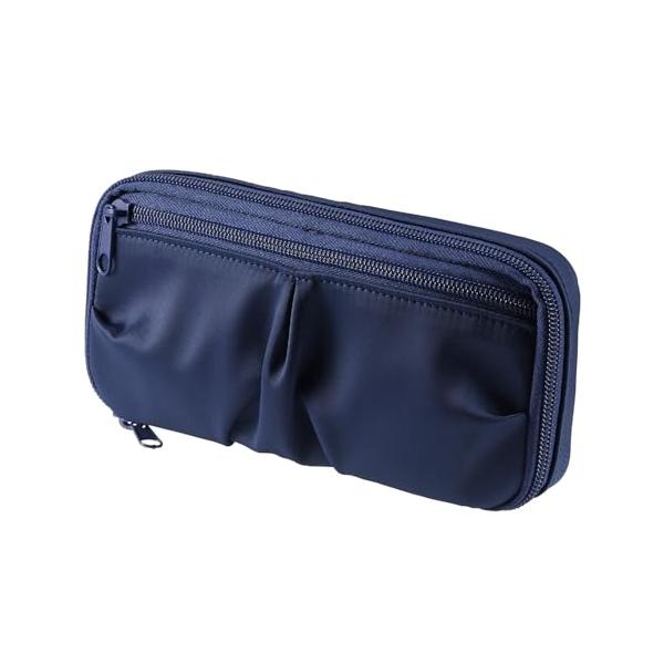 ラウンド マチ付きネイビー/-/FL-240CA / 98887・Color:ネイビーStyle:ラウンド マチ付き・パッケージ個数:1・光沢あるドレープがモードな印象のペンケース。・マチ付きのラウンドタイプで、フロントにドレープポケットも...