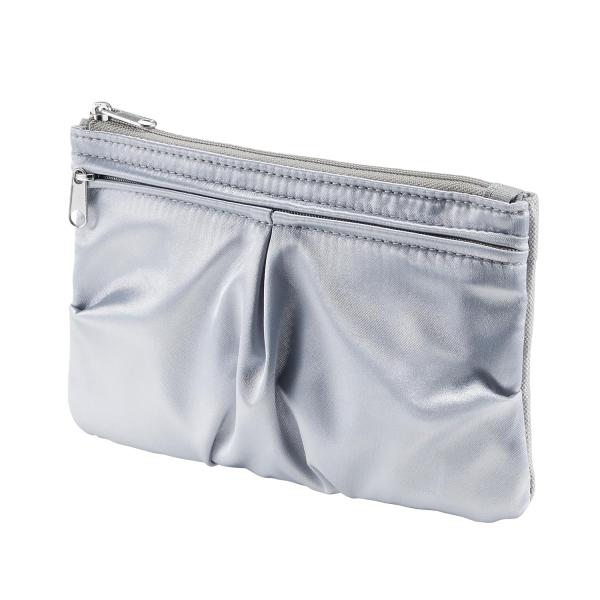 ・光沢あるドレープがモードな印象のペンケース。・シンプルながら、何かと使いやすいフラットポーチ型。・ペンケースとしてはもちろんトラベルポーチのような用途でも活躍できる。ドレープポケットには小さめの充電器収納可能。・【外形寸法(約)】縦120...