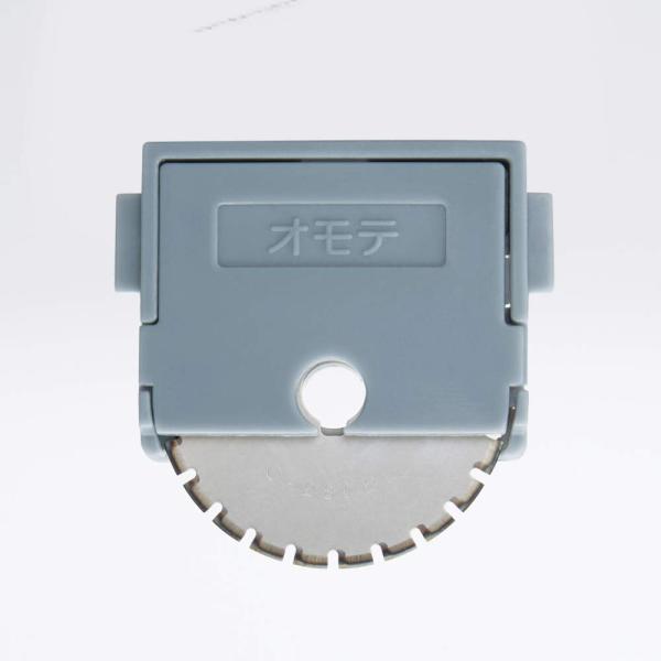 ・ロータリー式ペーパーカッター用の替刃(ミシン目刃)です。・適合機種: DN-TR601、TR603、TR401、TR403・【仕様】 ミシン目刃(チタン加工)・【寸法(W・D・H)】 35x34x7mm・【入り数】 1個