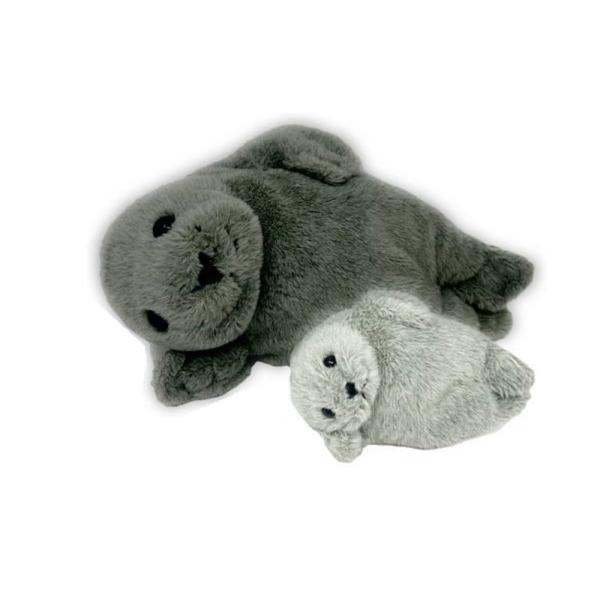 ・アザラシさんのゆる〜い生活を描いた「アザラシさんの一日」シリーズの、ひたすらゴロゴロしているアザラシさんのぬいぐるみです。・底面にビーンズが入っていて、ふかふか柔らかい触り心地となっています。・本体サイズ:約15cm×11cm×9cm