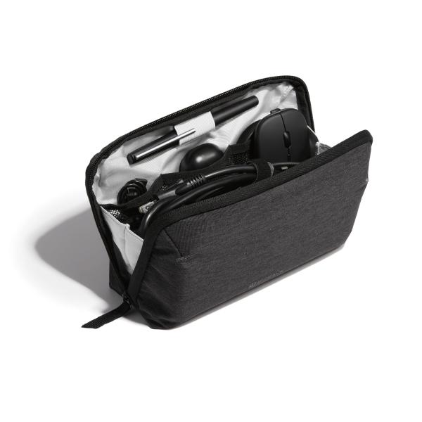 ・Amazon.co.jpにおいてのみ販売・【POINT1:自然にパッと開いて自立するスマートなガジェットポーチ】 自然に大きく開くので一覧性が良く、コンパクトに自立するので場所を選ばずスマートに使える。・【POINT2:ファスナーを開ける...