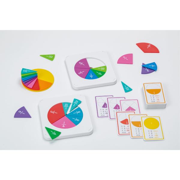 ・ピースを組み合わせて「1」を作るパズルです。「1」から「1/12」までのピースが付属しています。・カラフルなピースでパズル遊びをしながら、分数の考え方が身につきます。・対象年齢:5歳以上・【セット内容】ピース:67個(計11種)、トレイ:...