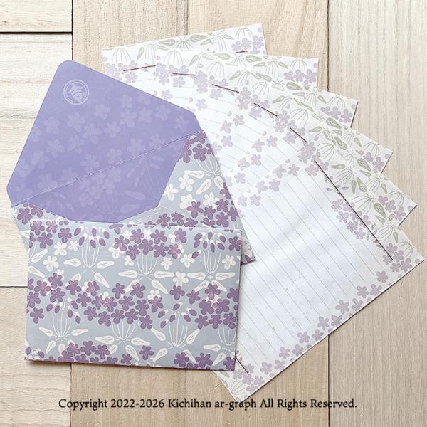 手製封筒・極薄紙便箋セット柔らかな菫（スミレ）の花をモチーフに、オリジナルの文様を描き上げました。文様には、レトロモダンな魅力が漂い、和風にも洋風にも合うデザインとなっています。版を少しずつずらし、かすれや色むらを意図的にデザイン処理してい...