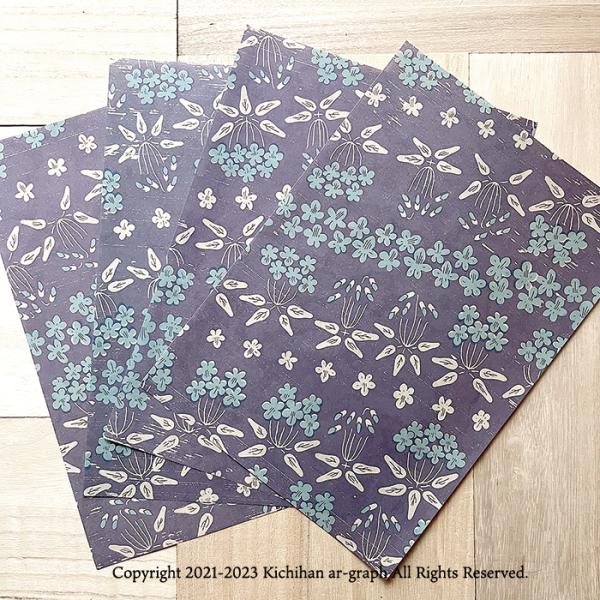 菫（スミレ）をモチーフに図案・文様をデザイン。その文様で包装紙を作りました。単純化したモチーフを図案化しました。意図的に擦れやずらしを施しています。手描き図案を元にデザインしていますので他にはない「きちはん」だけのオリジナルです。包装紙、掛...