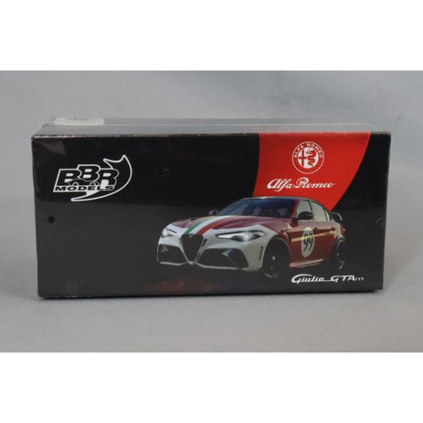 アルファロメオ・ジュリアのバリエーションが登場。リアシートをオミットしてロールケージを装備、サイドウィンドウを樹脂製に差し替えるなど更に過激なチューンが施された「GTAm」です。コクピットのディテールまで完璧に再現された精密な作りです。