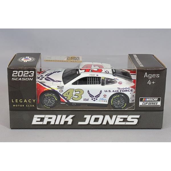 モデルは2023年のNASCARカップシリーズでエリック・ジョーンズがドライブするシボレー・カマロを再現した1/64スケールのダイキャストモデル完成品です。ジョーンズはリチャード・ペティとジミー・ジョンソンが率いるレガシー・モータークラブか...