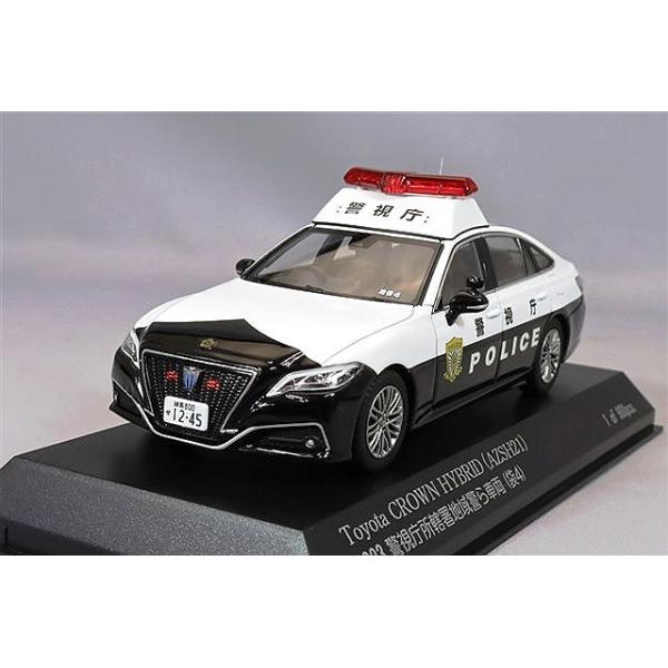 全国配備が進んでいるクラウンハイブリッドの警ら用車両。　同型のガソリン車の仕様とは異なりハイブリッドは全車4WDとなっている。　ガソリン車との外観上の違いはホイールが大型の17インチのものが採用され、フロントグリルのクラウンマーク、リアのト...