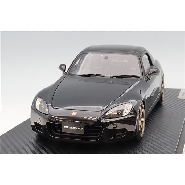 「S2000 (AP1)」を1/18スケール レジン素材でモデル化。　ボディカラー：ブラック。　TE37 タイプ17インチホイール(ブロンズ)にローダウン仕様。　純正サイドステップ、レッドキャリパー、シングルマフラー、内装にレカロシート(レ...