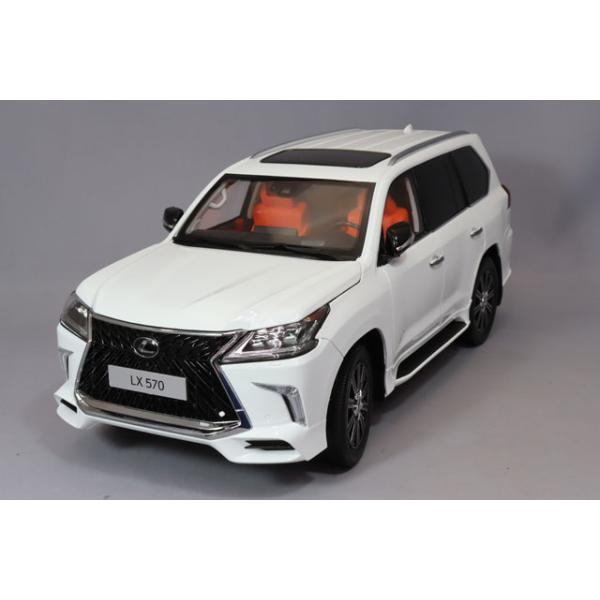 トヨタ自動車株式会社が2015年に販売開始した"レクサス・LX570"が1/18スケールダイキャストモデルカーとして登場します。本製品はディスプレイモデルです。各部可動。クリアケースと台座は付属していません。