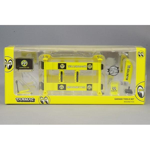 1/64スケール「ムーンアイズ 」のガレージツールセットです。　内容物はリフター、フラッグ、ボード、ジャッキ、ツールボックス、フラッグ用バリエーションシール付属。　各種 車両モデルと一緒にディスプレイしたり、ジオラマ用のツールとしてお楽しみ...