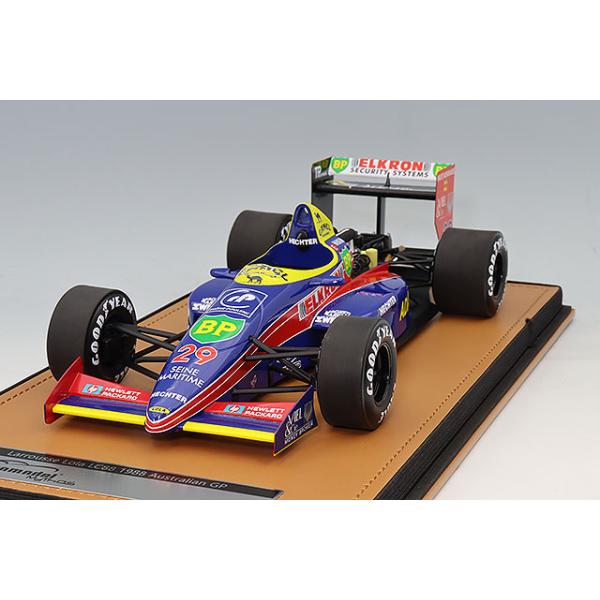 イギリスのローラ・カーズが、フランスのレーシングチームであるラルース・カルメルのために開発した「ラルース ローラ　LC88」が登場します。鈴木亜久里選手は、F1中継のゲスト解説のために新幹線で移動中に、ヤニック・ダルマス選手の代役としてF1...