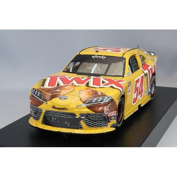 2021年6月12日にテキサス・モータースピードウェイで開催されたALSCOユニフォームズ250レースでカイル・ブッシュがドライブし、見事優勝を飾ったトヨタスープラを再現したダイキャストモデル完成品です。　レースは鋼板に数回のリスタートが実...