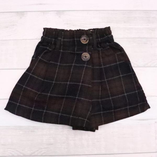 スカートのように穿けるラップキュロットです。ウエストの飾りボタンがオシャレ。幅広いサイズ展開で姉妹でお揃いもできます。〇素材：ポリエステル65％ レーヨン35％〇カラー：ネイビーチェック〇サイズ展開：110cm 120cm 130cm 14...