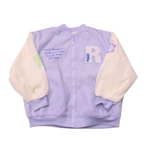 シンプルで合わせやすいジャケット。ゆったりとしたBIGシルエットのデザインに胸の刺繍ワッペンが可愛い。裏地がトリコット素材で暖かくこれからの季節大活躍！フードもなく通学にもぴったり！どんな服にも相性がよく1枚羽織るだけでおしゃれに！〇素材：...