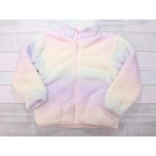 ふわふわで暖かいフリースジャケットです。寒い冬の日にぴったりのアイテムです。毛布のような柔らかさで着心地も抜群です。綺麗なオーロラカラーが可愛い！フードも付いていないので通学にもぴったりです。（裏地は付いていません）〇素材：【本体】ポリエス...