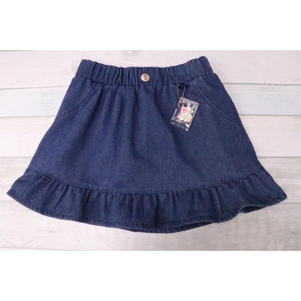 シンプルなデザインのデニムスカートです。どんなコーディネートとも相性抜群！通学はもちろん、お出掛けにも万能で１枚あると便利です。可愛いチャームは取り外し可能です。〇素材：【本体】レーヨン43％　綿33％　ポリエステル23％　アクリル1％〇カ...